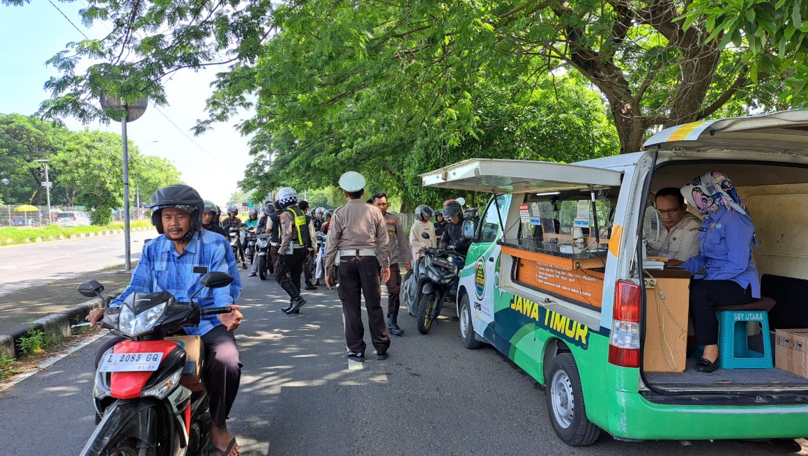 Tim Samsat Surabaya Utara Gelar Operasi Gabungan - RolasNews